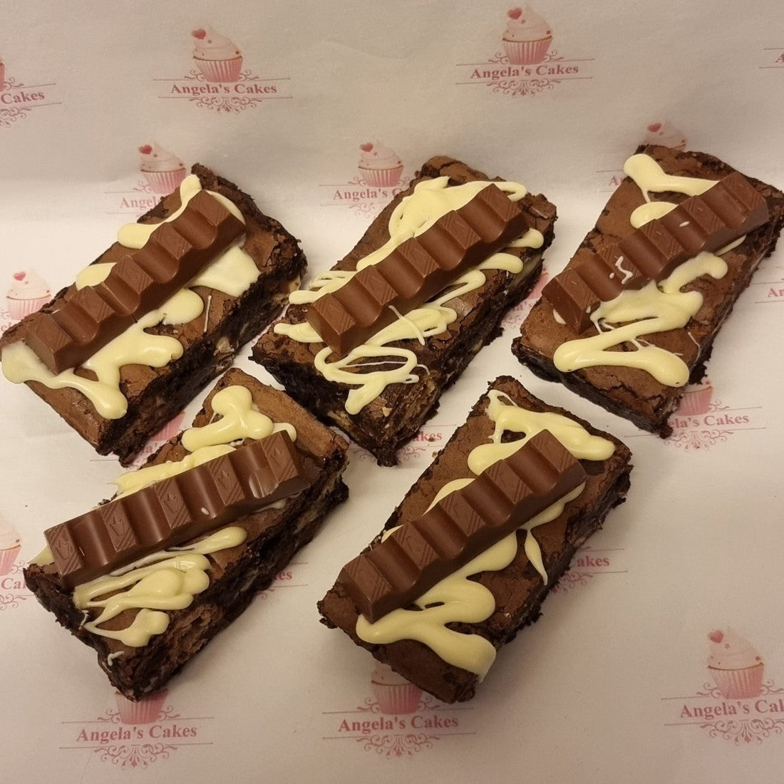 Kinder Bueno + Kinder Bar Brownie x1 Slice – AngelasCakes